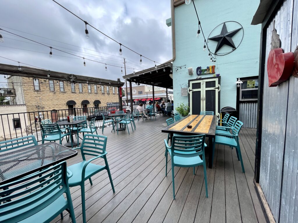 Rae's Rbar & Grill | Casago Things To Do